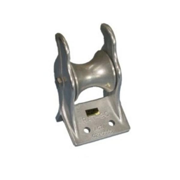 錨の上げ下ろしにローラーが欲しい時に場所を取らずに設置可能なのがツノローラーです。船べりに取り付け可能なアングルタイプです。本体がチタン・ボロン配合のアルミ合金製で腐食を軽減し、ガラバフ仕上げで仕上がりもきれいです。ローラーは定評あるプラ樹...