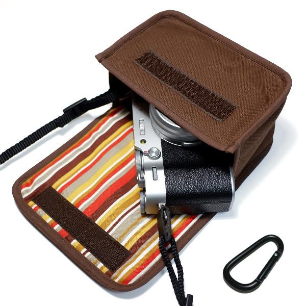 FUJIFILMの高性能デジカメ FUJIFILM X100VIによく合う専用ケースです。ストラップで首からカメラを提げながら収納・取り出しができます。表地は耐久性のある８号撥水帆布、裏地は柄がカラフルなsuono定番のプリントファブリック...