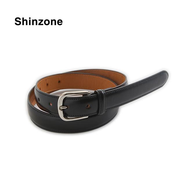 定番のPLUMP BELTのバックルをシルバーにマイナーチェンジ。春夏にぴったりな、スタイリングを爽やかな印象にまとめてくれる万能ベルトの誕生です。【素材】牛革100%【サイズ】F:太さ2.6cm 長さ64-82cm【2026年春夏】【26SS】