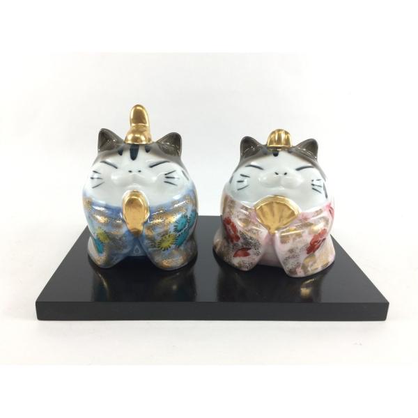 産地日本　佐賀県窯元有田焼　北川美宣窯サイズ(約)猫びな：6cm×7cm×高さ8cm木台 ：20cm×11.5cm×高さ1cm素材/材質磁器仕様食洗機 - 、電子レンジ - 、スタッキング × 、直火 ×使用用途例お雛様・飾り・贈り物備考お...