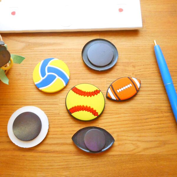 〜商品仕様〜野球ボールサイズ　直径　約４．９センチ野球ボール部分の素材　ＰＶＣラバー(厚さ３ミリ)１個※磁力は強くありませんＰＰ袋入り対象年齢：６歳以上（６歳未満のお子様に与えないでください）〜商品説明〜野球のボール型マグネット！使うと楽し...