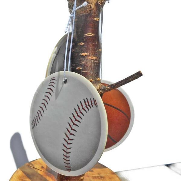 〜商品仕様〜野球ボールサイズ　直径　約７センチヒモの長さ　約１３．５センチ厚さ　約２ミリ厚紙のような固い素材１個（透明の袋入り）〜商品説明〜野球ボールの芳香シート。野球好きファミリーの必須アイテム！トイレにあるだけで幸せ気分に！車用や押入れ...