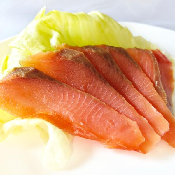 この製品は受注生産のため、他の商品と同時に注文された場合は他の受注生産ではない商品の発送が遅れる場合があります。(一緒に発送します)北海道産の天然秋鮭の燻製  厚切りスライスの50gの1パックです。通常のスライス製品が約2mmの厚さに対して...