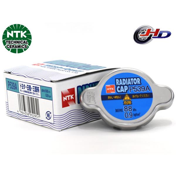 ■NTK(日本特殊陶業) ラジエターキャップNTKラジエターキャップは主圧弁（加圧弁）と負圧弁の働きにより、ラジエター内の圧力を適正に保ちます。高温になり圧力が高くなり過ぎると、キャップ内の主圧弁が作動し圧力を調整。また温度が下がり低圧にな...