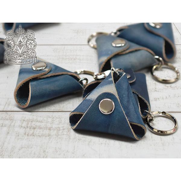 本商品はランダムでお送りしておりますのでどんなカラーがくるのかお手元に届くまでのおたのしみ※手染めの生地を利用しておりますので、お届け商品の色の濃さ・模様は、写真とは異なりますが全て天然藍染めです。入数　1個サイズ　縦・横　42〜45mm　...