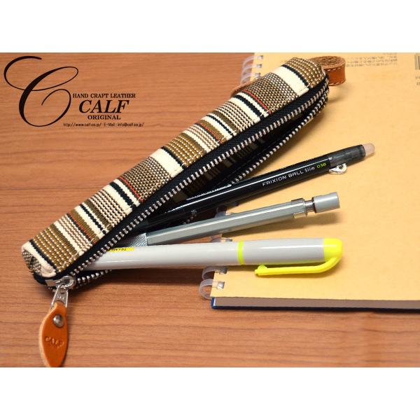 国産の良質な帆布・デニム生地を使ったペンケース。職人が１点１点手作業で製造した、こだわりのハンドメイドアイテムです。 ■サイズ横 約18cm × 奥行き 約2cm※ペン約3本が収納可能なサイズです■カラーoliva(オリーブ)【ご確認くださ...