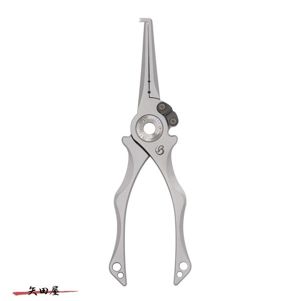 オールステンレス製で、高い強度と耐食性を実現させたフィッシングプライヤー。力を入れた時に握りやすい、しなやかにカーブを描くハンドル形状で釣りの時に必要なあらゆる動作（スプリットリングの交換、PEラインのカット、フックのバーブレス化や歪みの補...