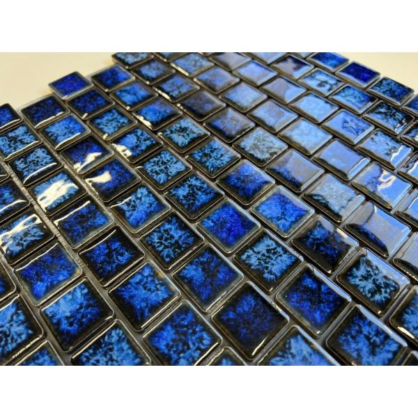 タイルのまち 岐阜県多治見市笠原から♪▼必ずお読みください▼【シート】：表紙貼り※現在「134(navy)スダレ貼り」のみ裏ネットでの発送です【材質】：磁器質 施釉【タイルサイズ】：24 × 24 × 5（mm）【シートサイズ（目地共寸法）...