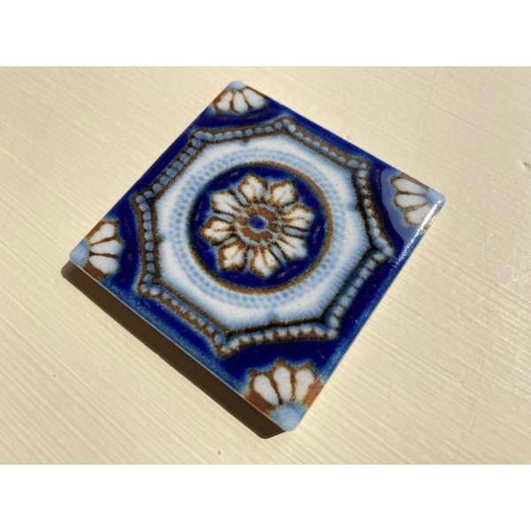 インテリアにアートさをプラスタイルのまち 岐阜県多治見市笠原から♪キッチンカウンター、作業台、家具、店舗等の屋内の壁に使用可!!▼必ずお読みください▼【 内容量 】バラタイル1枚【材質】：磁器質 施釉【タイルサイズ】：58 × 58 × 6...