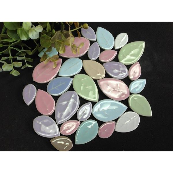 タイルのまち 岐阜県多治見市笠原から作善堂がお届けする美濃焼タイルの袋詰めをどうぞ♪モザイクタイルクラフトなどにいかがでしょうか▼必ずお読みください▼【 内容量 】約200g 約25個程度【 材質 】磁器質 施釉【 タイルサイズ 】50×3...