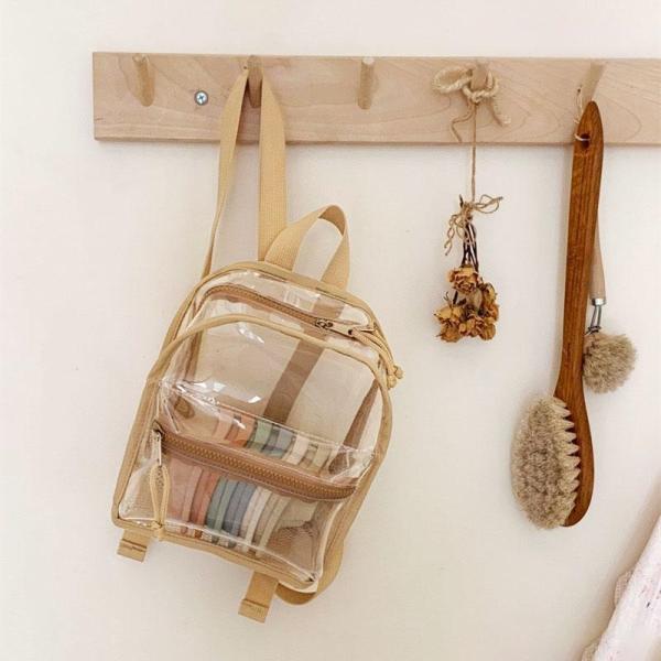 シンプルなデザインながらもクリア素材がトレンドライクな新作リュックサック。ナチュラルなコーデにもマッチするモカカラーのパイピングが可愛い♪底はメッシュ素材になっていて水抜き・砂抜きしやすいです☆モカ×クリアリュック / A082【サイズ】縦...