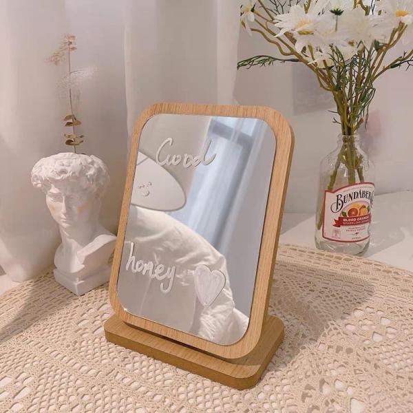 シンプルな木製のミラーでナチュラルにお部屋に溶け込むアイテムです！折りたたみ式なので使わない時は、引き出しなどスペースの空いている所に収納もできます。インテリアとしてミラーにホワイトペンでデコレーションして置いてもお部屋を可愛くしてくれます...