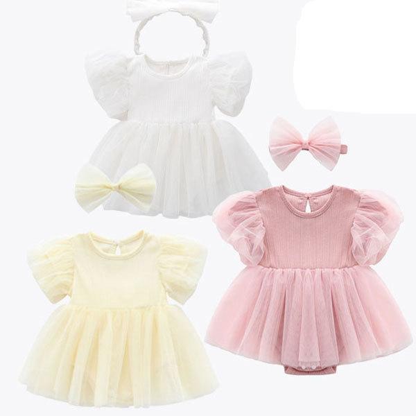 ワンピース風のロンパースとヘアバンドの2点セットです。スカートとそで、ヘアーバンドのチュールがとてもかわいいです。サイズは60からあるのでお宮参りや100日祝い、お食い初めなどのセレモニードレスとしてもおすすめです。また、ハーフバースデー、...