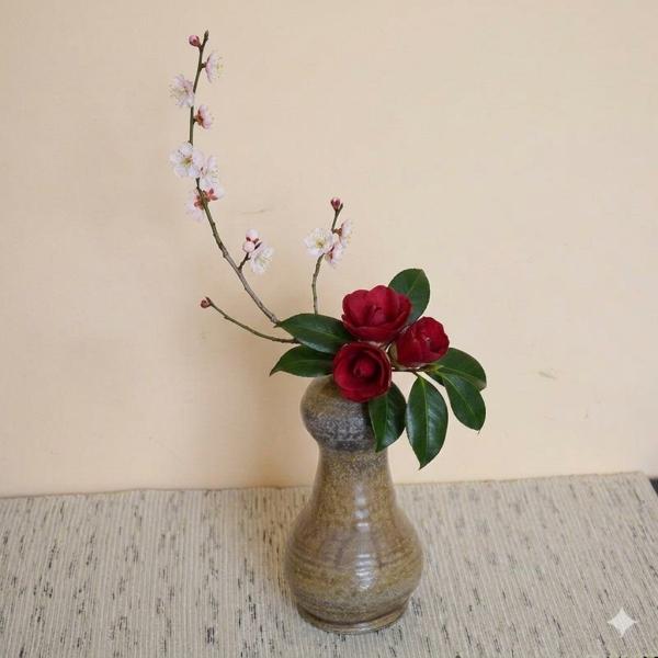 日本の伝統工芸品、備前焼（びぜんやき）の無釉花入れです。土と炎が生み出す、自然の厳しさと温かさを併せ持った、この世に二つとない一品です。中古品です。使用感なく状態は良いです。土味、景色ともに秀作です。品名：備前瓢花入作者：小山一草サイズ：胴...