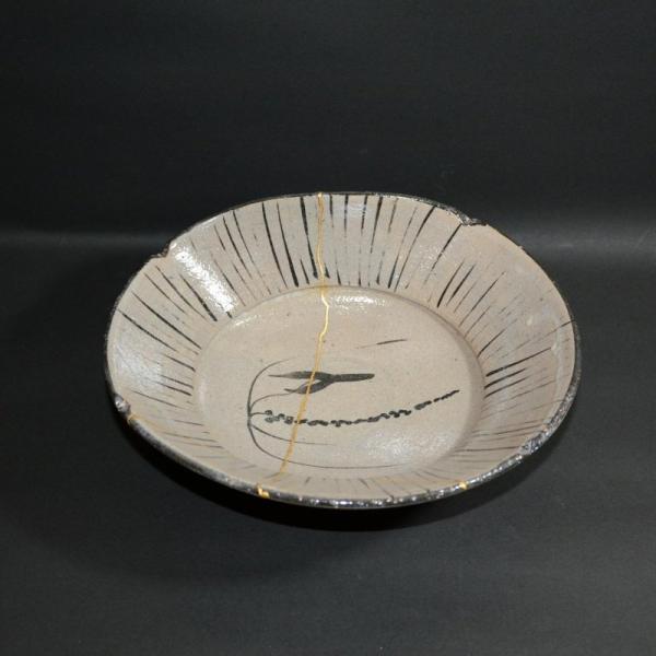 商品番号: kojima1商品名：絵唐津沢潟絵菓子鉢　金継の修復有販売価格: 9900円 (税込) 送料別　定価33000円＊商品サイズ　縦21ｃｍ　横24.5cm　高さ10cm　（共箱　蓋の中央にヒビがございます）＊商品説明絵唐津沢潟絵菓...