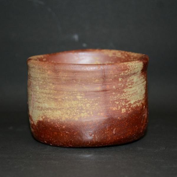 ＊商品サイズ　径11cm〜11.4cm　高さ7.3cm〜8.3cm　重さ446ｇ（付属：共箱・共布・しおり）＊商品説明こちらの作品は小山末廣さんの備前ヒダスキ茶碗です。中古品になります。穴窯焼成のヒダスキです、色合い風合い共に素晴らしい作品...