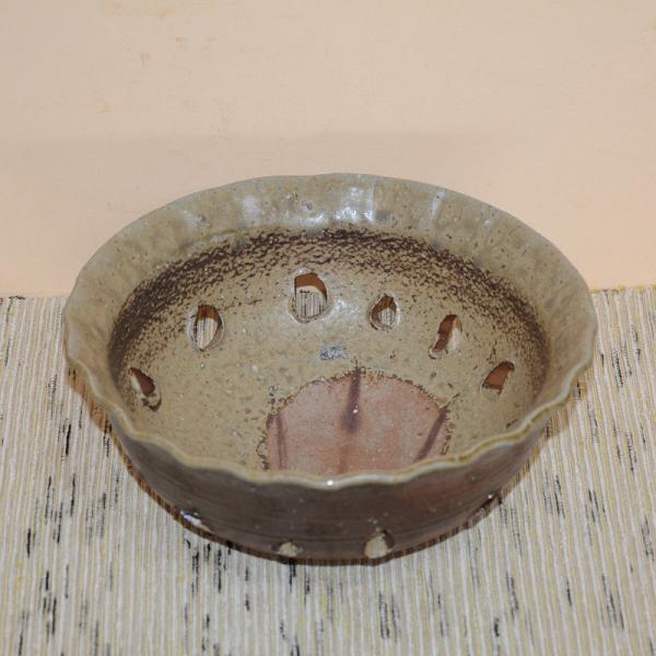 ご覧いただきありがとうございます。中古品です。備前焼作家、小山末廣さんの作品です。土味色合いともに素晴らしいお品です。１箇所ひっつきがございます。（画像６枚目）品名：備前輪花鉢作者：小山末廣　岡山県備前市サイズ：径21.5ｃｍ　高さ9ｃｍ付...