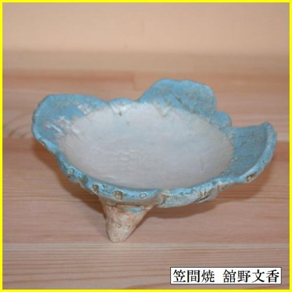 ＊商品サイズ　縦10cm　横10cm　高さ4cm（箱は付属しません） ＊商品説明足付で手造りの温もりのある小皿です。アート感覚に造り上げた作品は大変人気があります。 盛皿や珍味入れとしてとして様々なシュチエーションでお使いください。