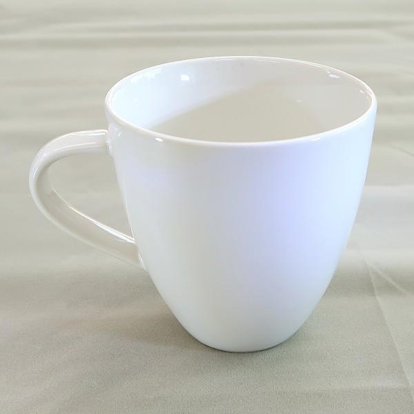腰が細くなっているぶんスマートな印象の、白いマグ。口縁は広く、奥までしっかり洗える形です。コーヒーやココア、ミルクなど、たっぷりお楽しみいただけます。サイズ：口径9.0cm×高さ9.0cm、持ち手込み幅12.0cm重　量：220ｇ容　量：満...
