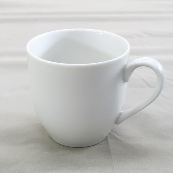 【特価商品】胴のカーブがさり気なく優雅な、白いマグ。たっぷり入るサイズなのに軽めなのがうれしいですね。また、底面にも釉薬がかかっており、滑りがよく、テーブルを傷つけにくくなっています。普段使いはもちろん、親しい人との団らんのお席にもいかが？...