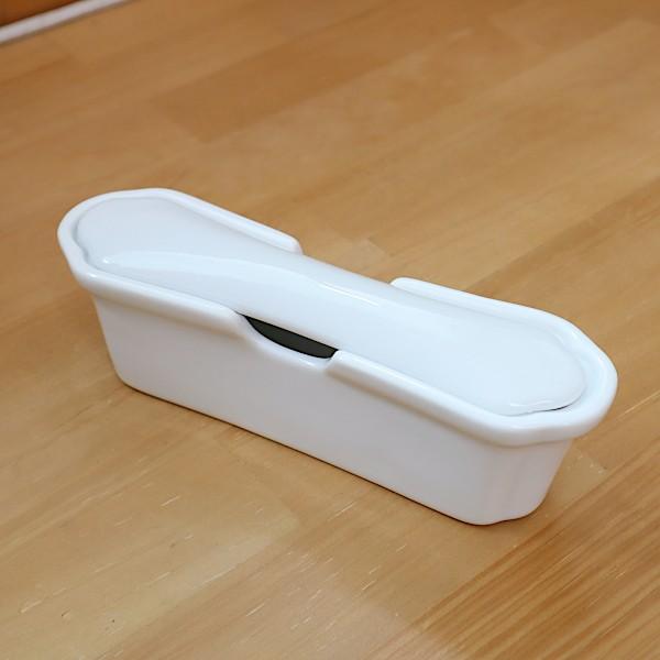 コーヒースプーンが入るサイズの、白磁のカトラリーケース。縦に積むようにして、数本入れることができます。お客様へカトラリーをお出しするのに使えば、お洒落なうえに清潔感もありますね。サイズ：本体幅4.7cm×長さ16.7cm×高さ4.8cm、フ...