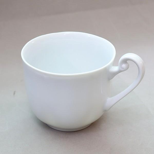 口縁よりも高くまで伸びた持ち手が特徴的な、白いコーヒーカップ。じつは胴にもレリーフがあり、全体的に洒落た印象に仕上がっています。底面にも釉薬がかかっていて、テーブルを傷つけにくいのも粋です。ソーサーはありませんので、普段使いにどうぞ。※この...