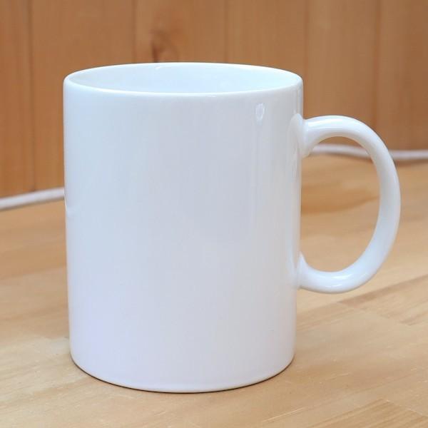 満水時容量470ccと、特大サイズの白い切立マグ。持ち手が大きくしっかり持てますし、深めですが、口も広いので手洗いも楽々です。お飲み物をぐいぐい飲みたい時には、絶好のマグ。また、読書などじっくり没頭したい時のお供にもおススメです。サイズ：口...