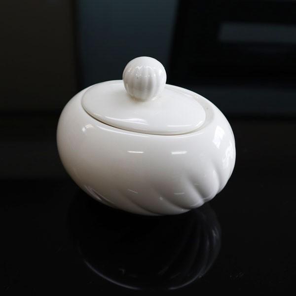 シュガーポットサイズ：本体横8.8cm×縦6.9cm×高さ5.3cm　　　　フタ装着時の高さ7.6cm重　量：120ｇ容　量：満水時150cc素　材：強化磁器生産国：日本　美濃焼仕　様：電子レンジ可・食器洗浄機可この商品は、アウトレット商品...