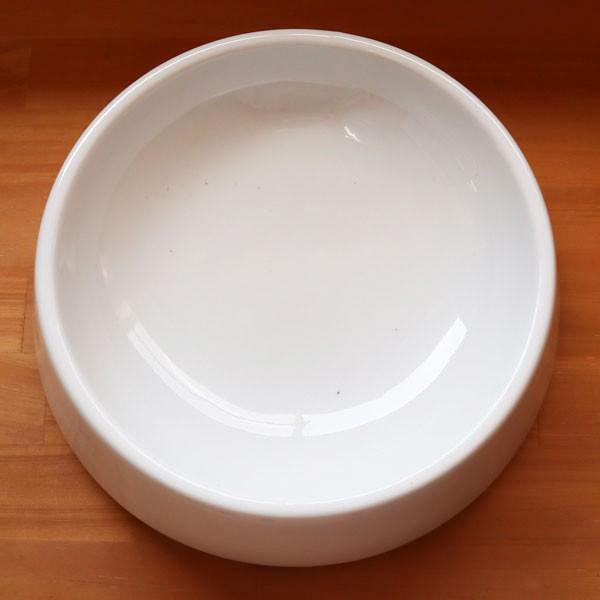 白い陶器のペット用フードボウル。大型犬用サイズです。磁器製ですので安定感があり安心です。■商品詳細■　サイズ：口径20.3×高さ6.6cm　容　量：満水時900cc　素　材：磁器　仕　様：電子レンジ可・食器洗浄機可注意）こちらの商品生地には...