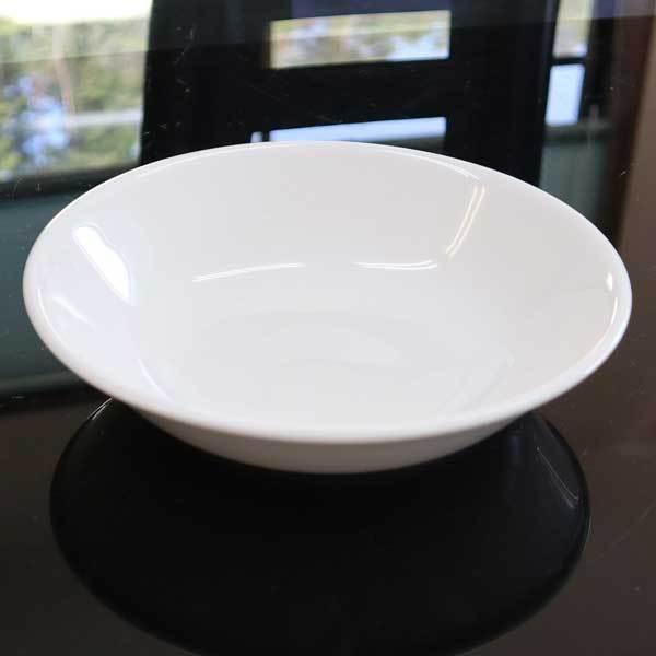 浅鉢　色　：白サイズ：直径17.6cm×高さ4.1cm重　量：300ｇ素　材：磁器生産国：日本　美濃焼仕　様：電子レンジ可・食器洗浄機可こちらの商品はお買い得なセット販売があります。まとめ買いをご検討のお客様は是非ご覧ください。この商品は、...
