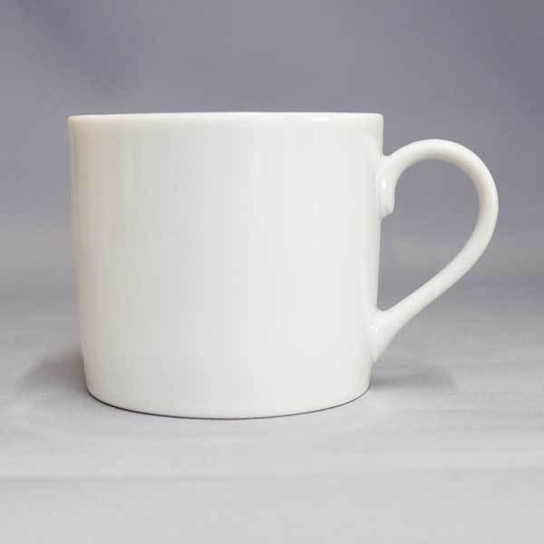 デミタス　色　：白サイズ：口径6.5cm×高さ5.7cm、持ち手込み幅8.9cm重　量：140ｇ容　量：満水時110cc素　材：磁器生産国：日本　美濃焼仕　様：電子レンジ可・食器洗浄機可この商品は、アウトレット商品です。ご検討の際は、当店の...