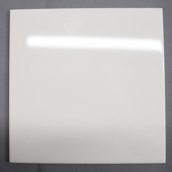 タイル色　：白サイズ：縦15.4×横15.4×厚み0.7cm重　さ：240ｇ素　材：陶器この商品は、アウトレット商品です。ご検討の際は、当店のアウトレット商品に関する説明にも必ずお目通しください。