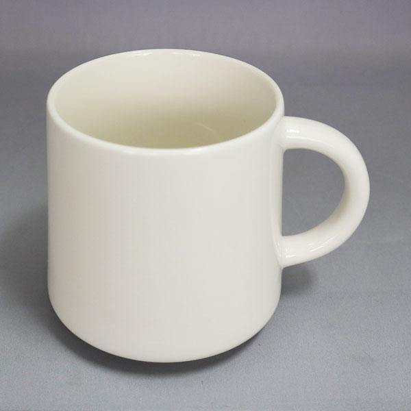 マグカップ　色　：白色サイズ：口径8.5cm×高さ8.7cm、持ち手込み幅11.5cm重　量：260g容　量：満水時330cc素　材：陶磁器生産国：日本　美濃焼仕　様：電子レンジ可・食器洗浄機可この商品は、アウトレット商品です。ご検討の際は...