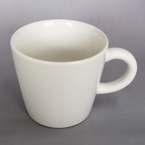 マグカップ　色　：白サイズ：口径9.6cm×高さ8.6cm、持ち手込み幅13cm重　量：310g容　量：満水時370cc素　材：陶磁器生産国：日本　美濃焼仕　様：電子レンジ可・食器洗浄機可この商品は、アウトレット商品です。ご検討の際は、当店...