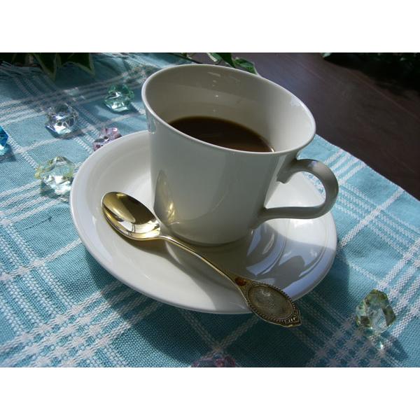 コーヒー・紅茶兼用でお楽しみいただける、アイボリーのカップ＆ソーサー。カップはたっぷりめサイズです。生地は全体的に薄手で、軽いのもうれしいところ。のんびりゆったり寛ぎたい時のお供にいかが？サイズ：カップ口径8.6cm×高さ7.8cm、持ち手...