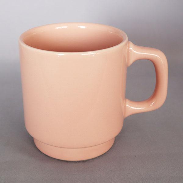 マグカップ　色　：ピンクサイズ：口径8.1cm×高さ9.2cm、持ち手込み幅11.6cm重　量：290g容　量：満水時330cc（サイズ・重量・容量表示で多少の誤差はご了承下さい）素　材：陶磁器生産国：日本　美濃焼仕　様：電子レンジ可・食器...