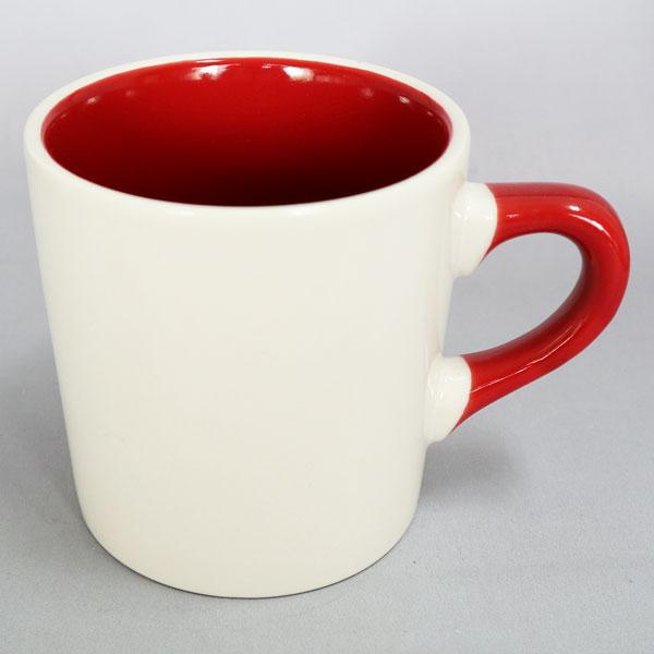 マグカップ　色　：白 / 内・持手赤サイズ：口径8.9cm×高さ9.1cm、持ち手込み幅12.4cm重　量：330ｇ容　量：満水時360cc（サイズ・重量・容量表示で多少の誤差はご了承下さい）素　材：陶磁器生産国：日本　美濃焼仕　様：電子レ...