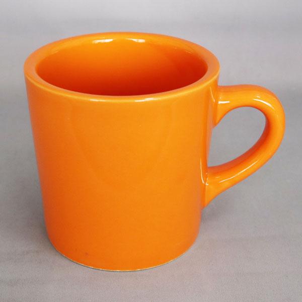 マグカップ　色　：オレンジサイズ：口径8.9cm×高さ9.1cm、持ち手込み幅12.4cm重　量：330ｇ容　量：満水時360cc（サイズ・重量・容量表示で多少の誤差はご了承下さい）素　材：陶磁器生産国：日本　美濃焼仕　様：電子レンジ可・食...