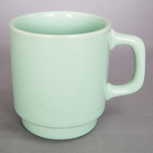 マグカップ　色　：うす緑サイズ：口径8.1cm×高さ9.2cm、持ち手込み幅11.6cm重　量：290g容　量：満水時330cc（サイズ・重量・容量表示で多少の誤差はご了承下さい）素　材：陶磁器生産国：日本　美濃焼仕　様：電子レンジ可・食器...