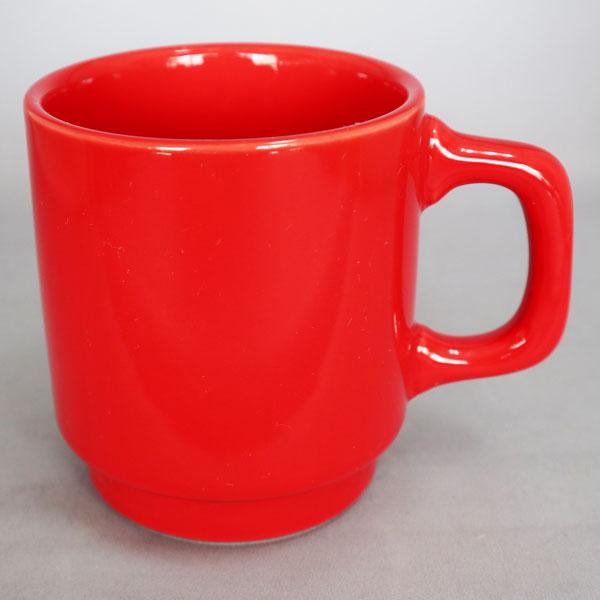 マグカップ　色　：赤サイズ：口径8.1cm×高さ9.2cm、持ち手込み幅11.6cm重　量：290g容　量：満水時330cc（サイズ・重量・容量表示で多少の誤差はご了承下さい）素　材：陶磁器生産国：日本　美濃焼仕　様：電子レンジ可・食器洗浄...