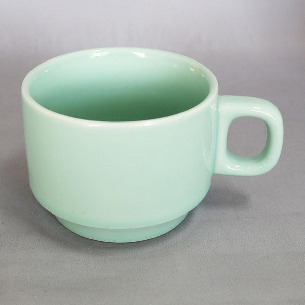 スタックマグ　色　：グリーンサイズ：口径8.3cm×高さ6.3cm、持ち手込み幅11.5cm重　量：200ｇ容　量：満水時270cc（サイズ・重量・容量表示で多少の誤差はご了承下さい）素　材：陶磁器生産国：日本　美濃焼仕　様：電子レンジ可・...