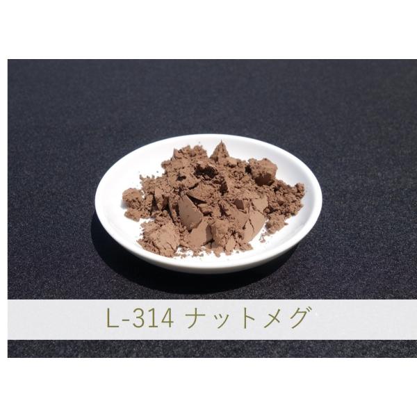 幅広い温度で安定的に使用できるが、釉薬の成分により違った発色をします。亜鉛釉では明色赤味、鉛釉または亜鉛を含まない釉薬では暗色になります。なお、少量の亜鉛華(釉薬に対して3%以上)を加えると茶色の発色はさらに安定します。
