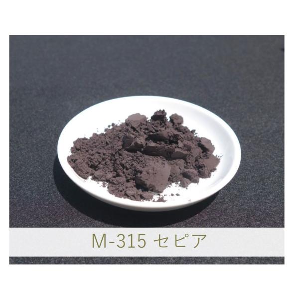 幅広い温度で安定的に使用できるが、釉薬の成分により違った発色をします。亜鉛釉では明色赤味、鉛釉または亜鉛を含まない釉薬では暗色になります。なお、少量の亜鉛華(釉薬に対して3%以上)を加えると茶色の発色はさらに安定します。