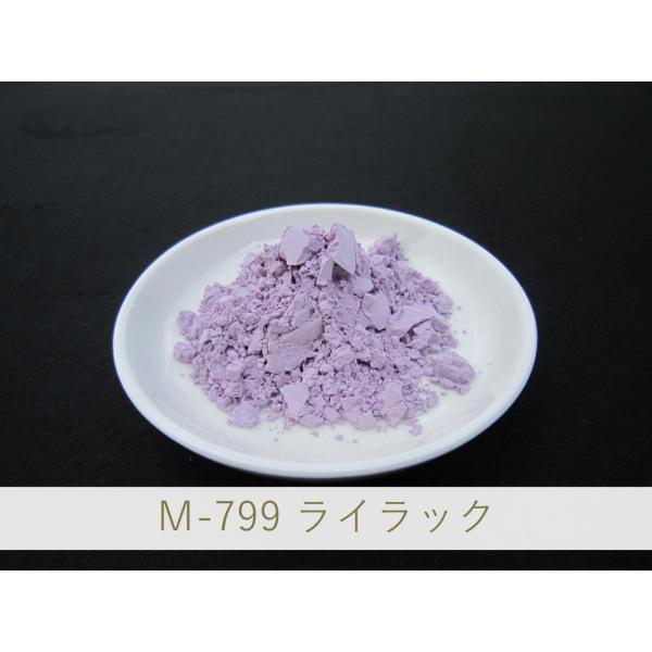 石灰が多い目の鉛釉が良い発色をします。また硼酸の少ない亜鉛、マグネシウムのない釉薬が望ましいです。酸化錫を少量(釉薬に対して1%程度)添加すると紫の発色を安定にします。ジルコン乳濁剤(ファインZなど)は使用しない方が良いです。