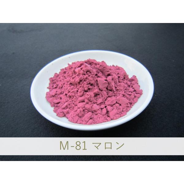 石灰が多い目の鉛釉が良い発色をします。また硼酸の少ない亜鉛、マグネシウムのない釉薬が望ましいです。酸化錫を少量(釉薬に対して1%程度)添加するとピンクの発色を安定にします。ジルコン乳濁剤(ファインZなど)は使用しない方が良いです。