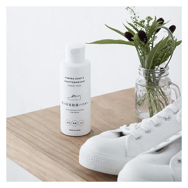 ■素足でのご利用はお避けください。靴を脱いだ時に、靴下に白い粉が付く場合があります。■使い方もとても簡単。STEP1:使用前によく振ってくた?さい。STEP2:靴の中に直接本品を振りかけてください。STEP3:パウダーが均等になるように、靴...