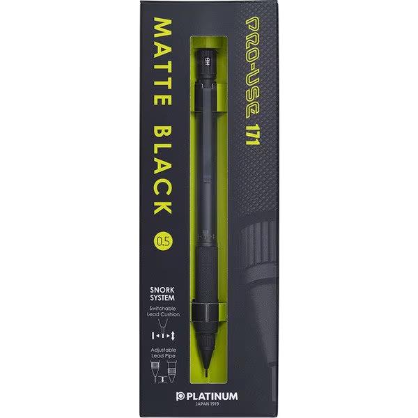 先端芯パイプの長さ調整と芯クッションのON・OFFが可能な「シュノークシステム」を搭載。先端芯パイプまでこだわったマットブラックモデル。0.5mm芯仕様。● 芯：0.5mm● 方式：ノック式● 仕様：ABS樹脂にマット塗装● サイズ：全長1...