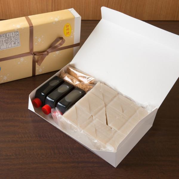 江戸時代から続く伝統のくずもち。きな粉は国産大豆100％のものを使用しており、丹念に強く煎った香ばしい仕上がりになっています。当店秘伝の黒蜜との相性は抜群です。54切れ入っています。（8〜9人分）（総重量、約1.32kg） （消費期限、配送...