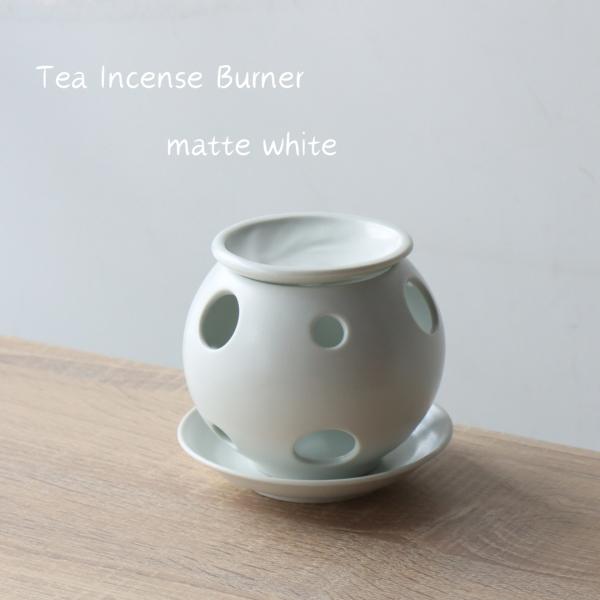 茶葉を利用した癒しアイテムとして近年注目されている茶香炉。皿の上に置いた茶葉を加熱することで、お部屋にお茶の香りが充満し、リラックス空間を演出してくれます。お茶の名産地・嬉野市で作られており、トレンドのマットカラーに仕上げています。サイズ：...
