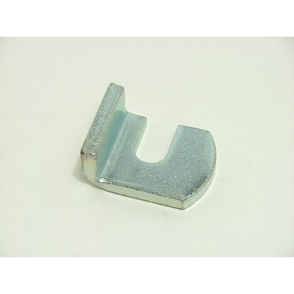 材質//スチール寸法//厚み：9mm×幅：50mm、重量：0.22kg寸法図//画像よりご確認下さい（図は右用を示す）表面処理//三価メッキ仕様//16mmハンドル用、左用※首のみのタイプです。